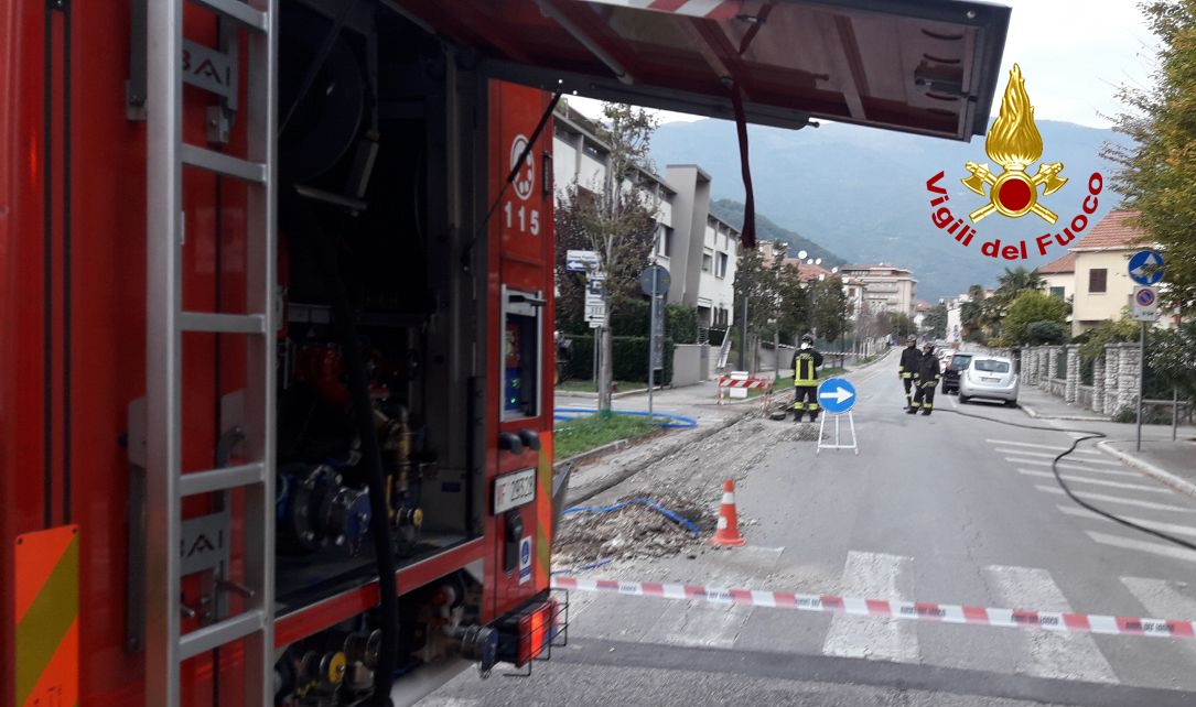 Vittorio Veneto, si rompe il tubo del gas durante i lavori per la fibra ... Vittorio Veneto, si rompe il tubo del gas durante i lavori per la fibra ...