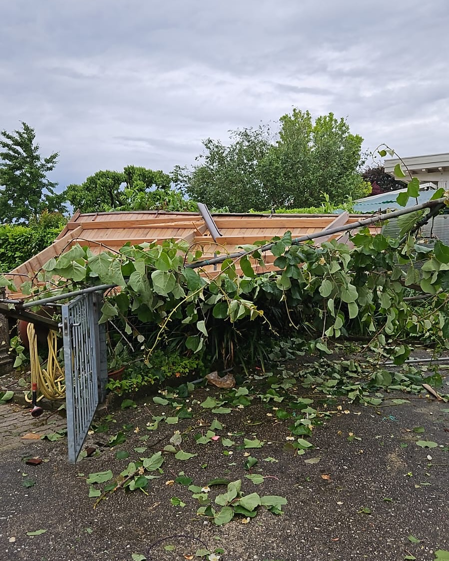 Tromba d’aria a Pederobba, tetti scoperchiati e alberi sradicati - Prima Treviso